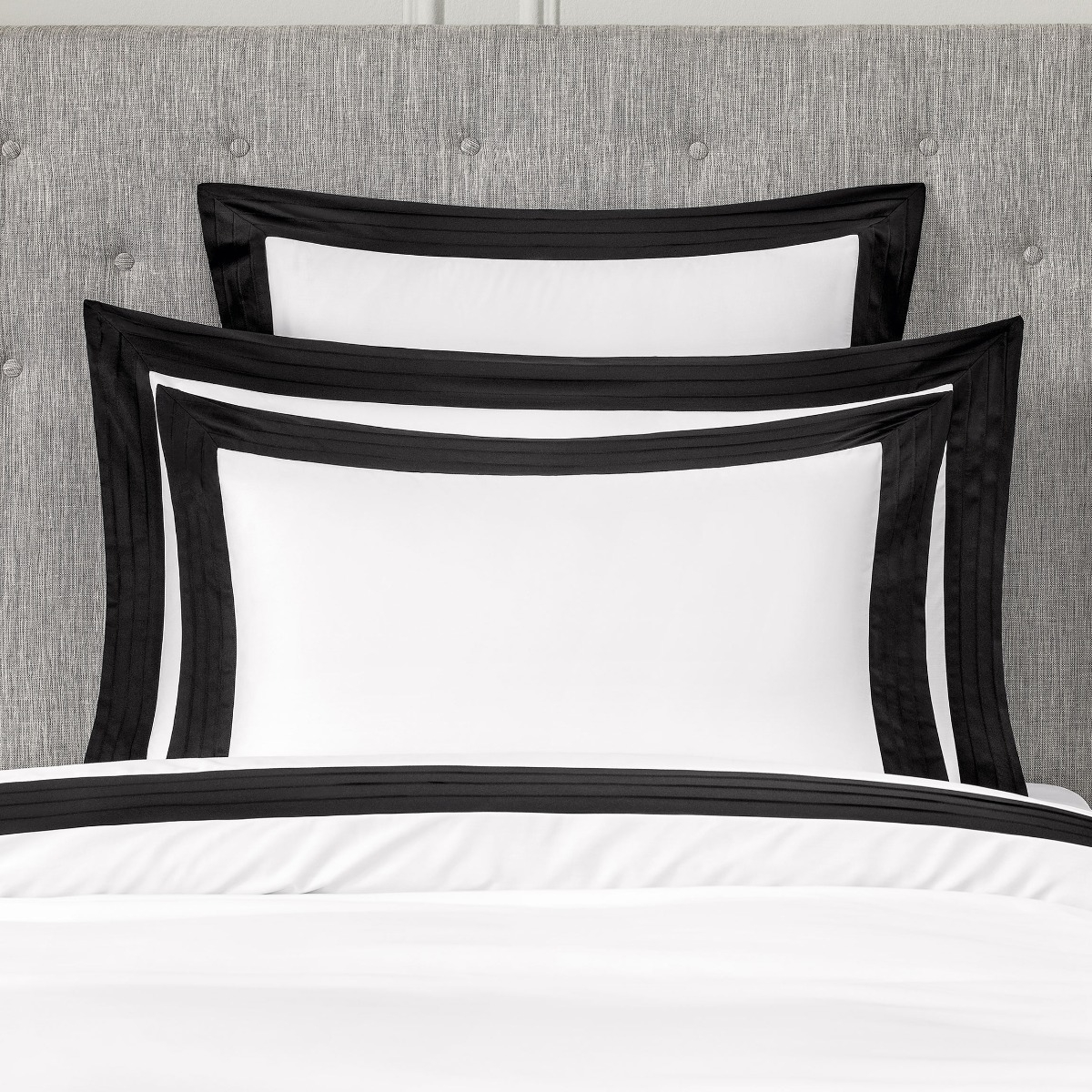 Click here for Togas Eden Sham King white/black - White prices