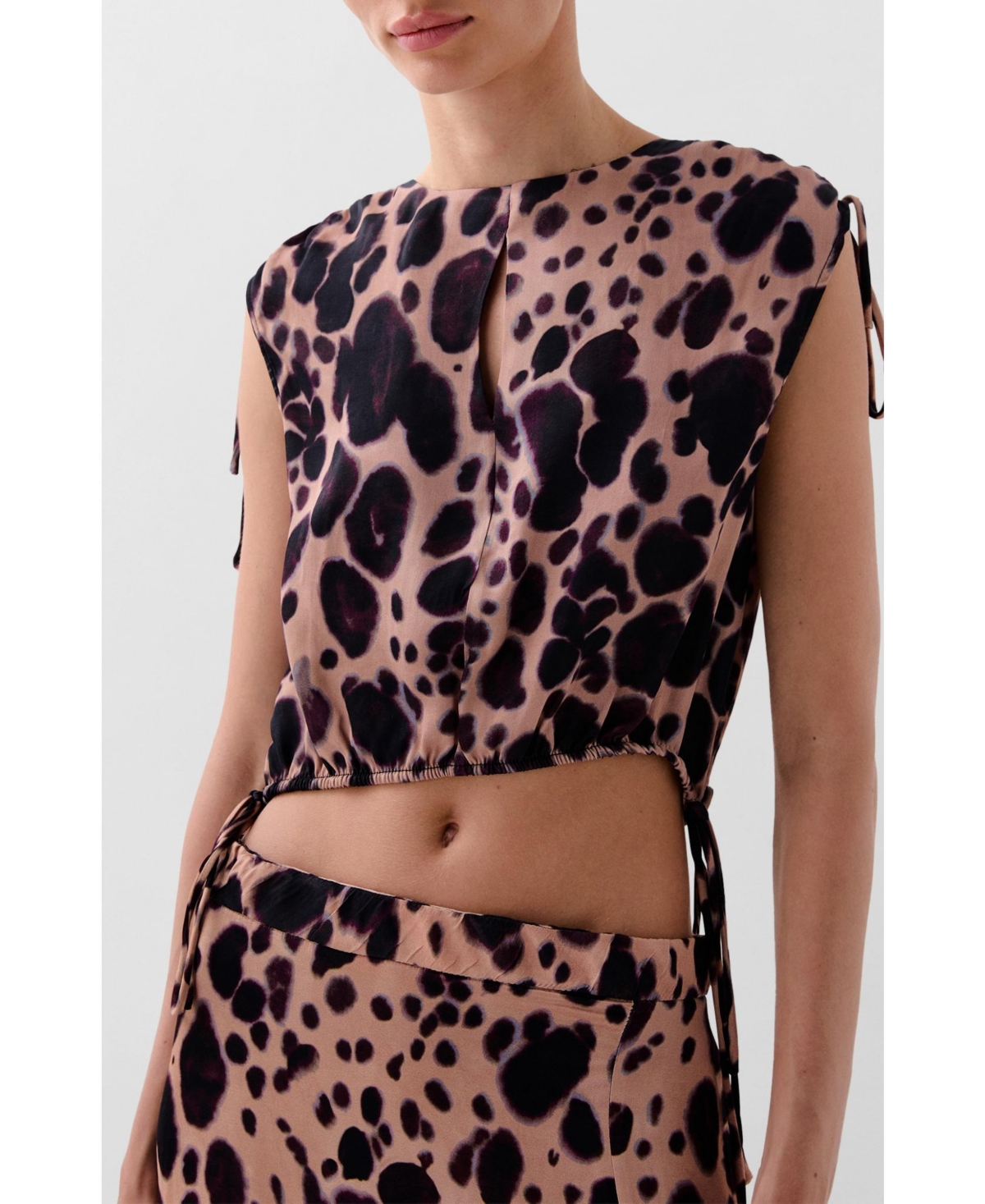Click here for Scalpers Womens Paleleo Print Top - Animalprint prices
