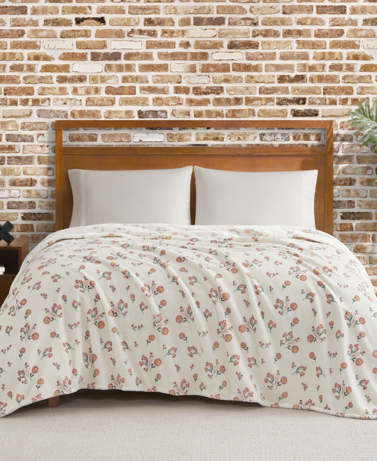 Click here for Lucky Brand Daisy Floral Cozy Plush Blanket  Full/... prices