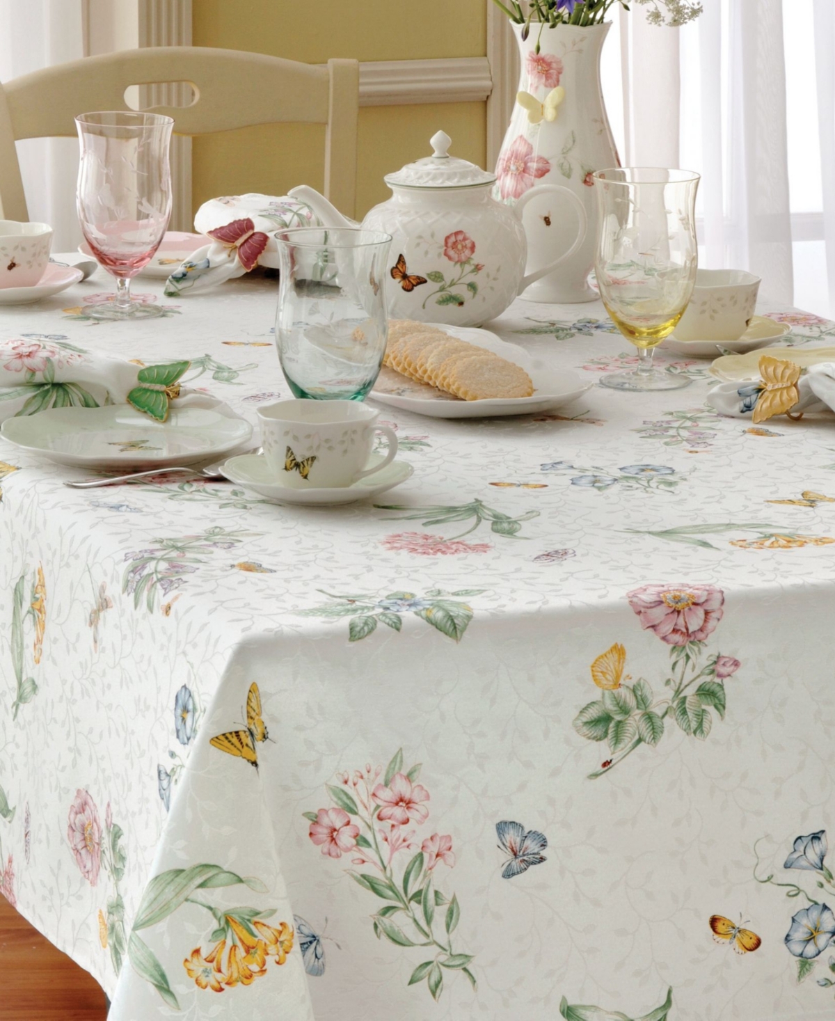 Click here for Lenox(R) Butterfly Meadow(R) Tablecloth prices