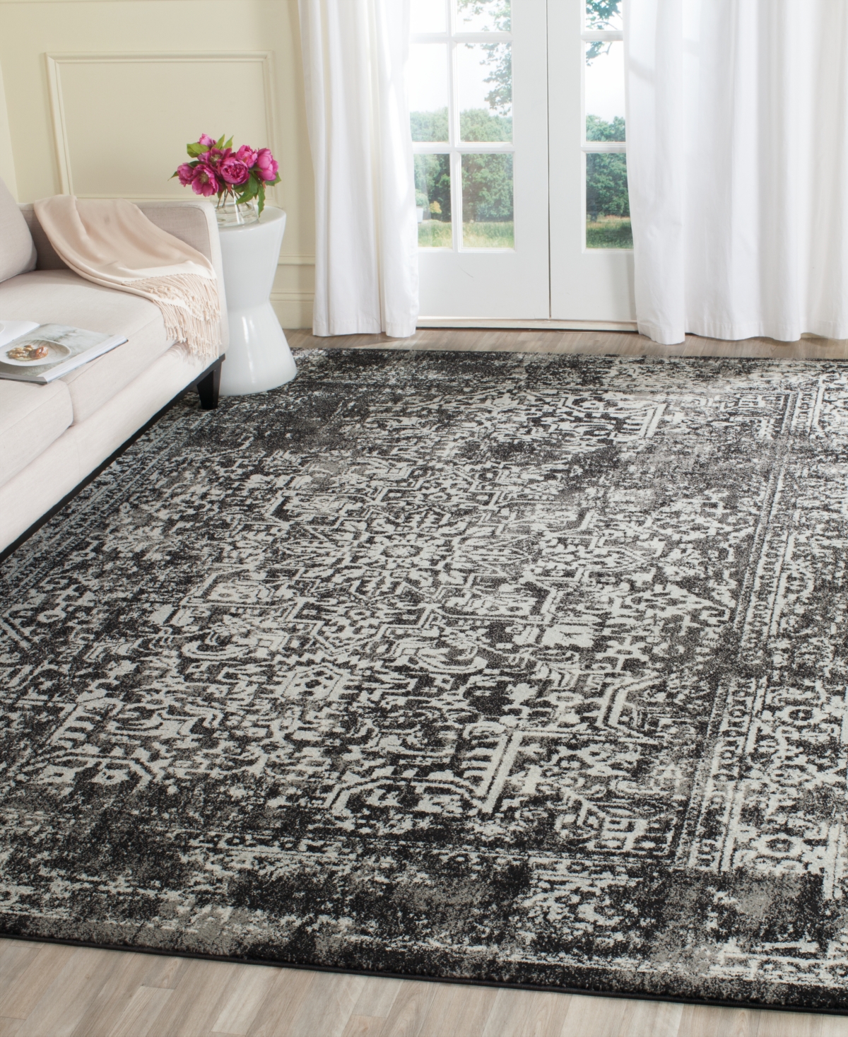 Click here for Safavieh Evoke EVK256R Black/Grey 51 x 76 Area Rug prices