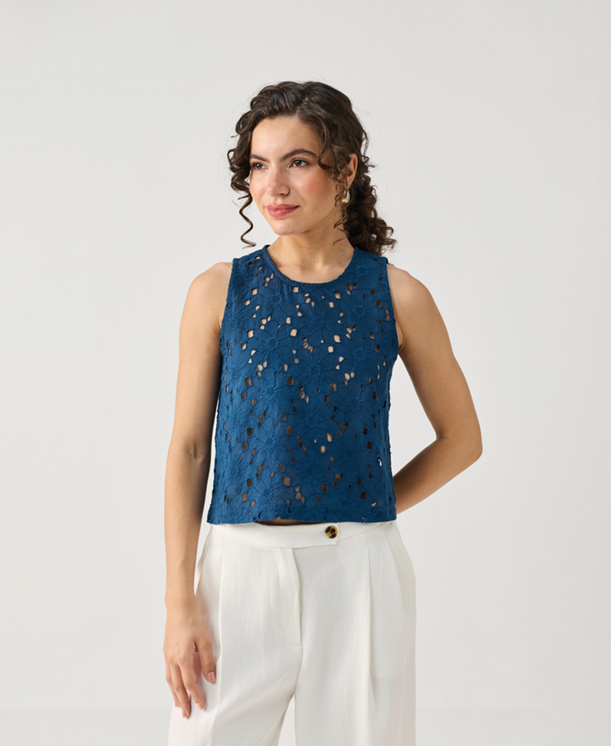 Click here for Reistor Womens Embroidered Sleeveless Button-Back... prices