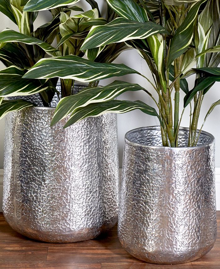 Rosemary Lane Silver-Tone Aluminum Indoor Outdoor Planter with Hammered ...