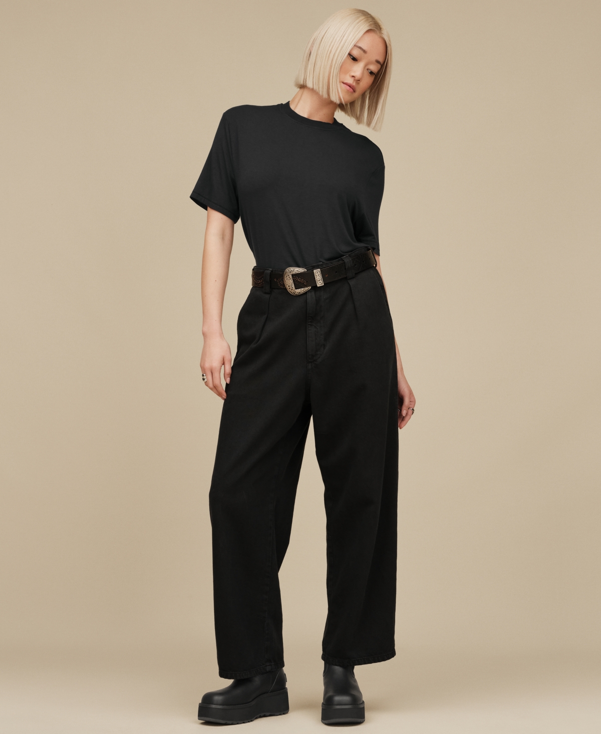 Click here for Ugg Womens Amarys Relaxed Crewneck T-Shirt - Black prices
