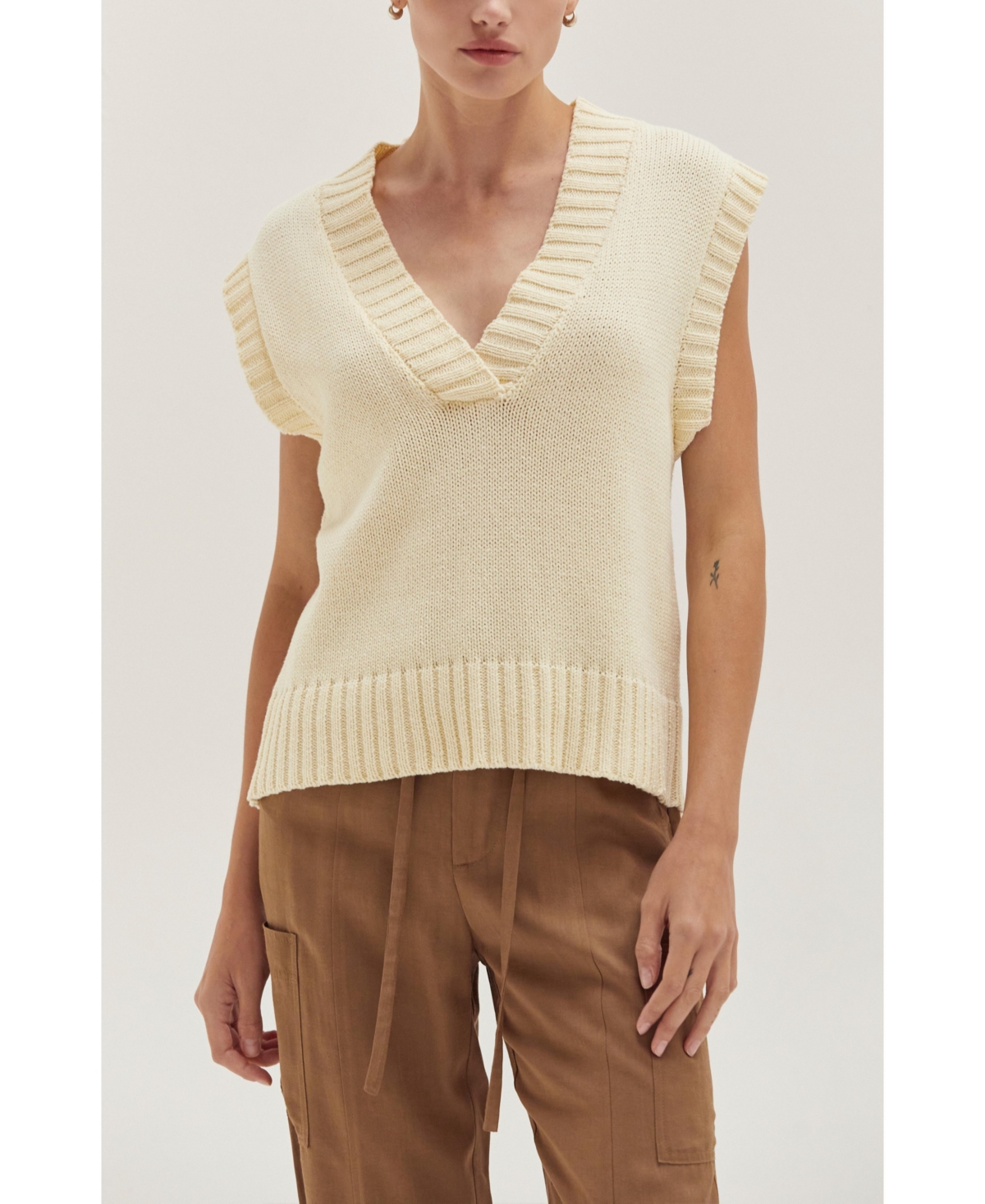 Click here for Crescent Womens Regina V-Neck Sweater Vest - Light... prices