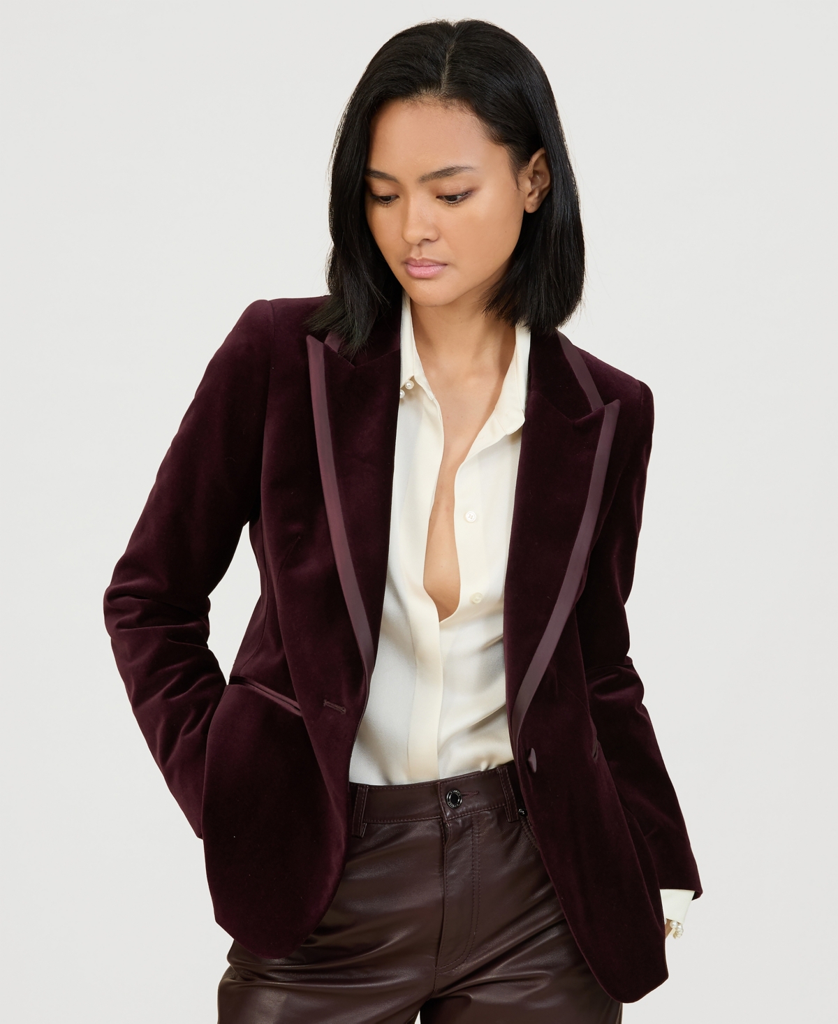Click here for Reiss Womens Elia Velvet Single-Breasted Suit Blaz... prices