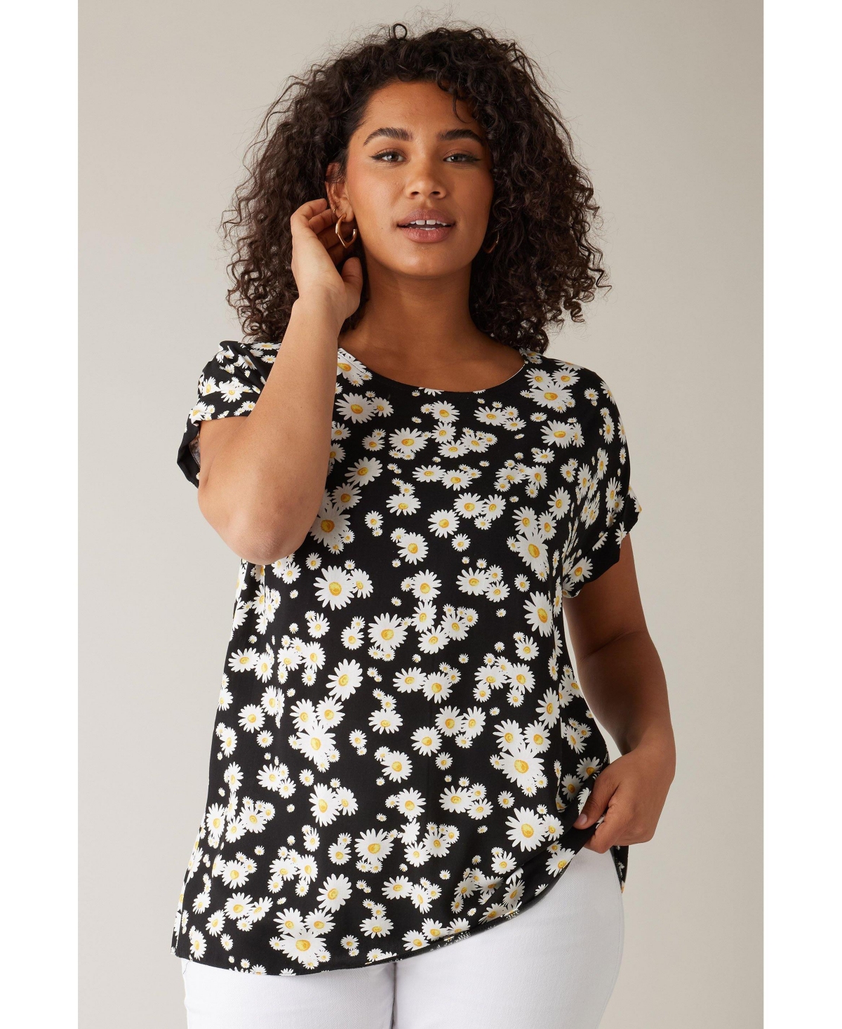 Click here for Evans Womens Curve Black Daisy Print Blouse prices