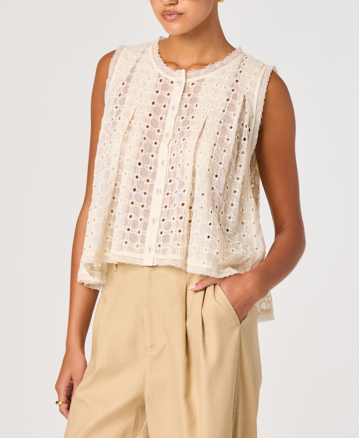 Click here for Astr the Label Womens Alisa Sleeveless Crew Neck T... prices