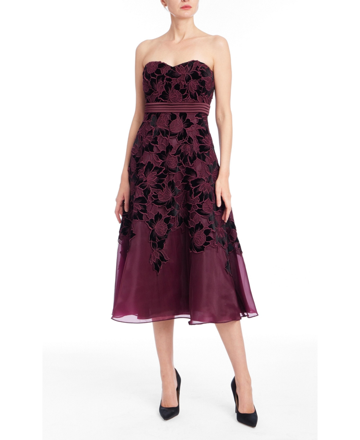 Click here for Badgley Mischka Womens Velvet Embroidered Straples... prices