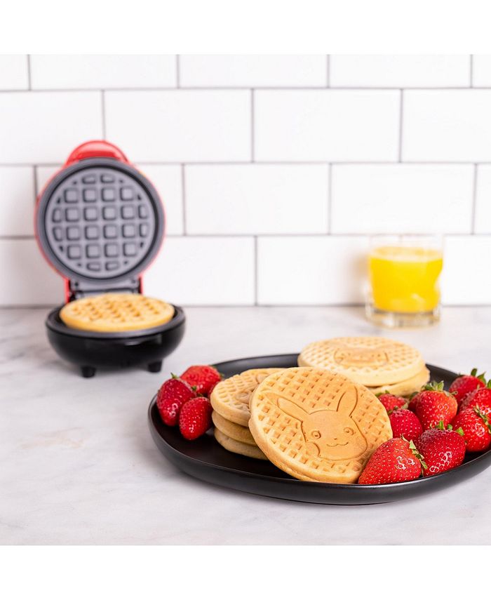 Uncanny Brands Pokemon Pikachu Mini Waffle Maker - Pokemon Kitchen ...