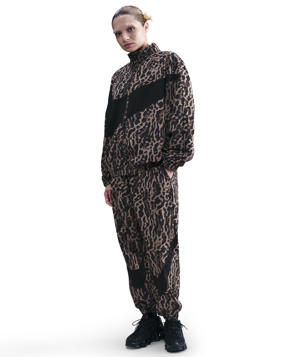 Click here for Nike Womens Printed Mid Rise Jogger Pants - Black prices