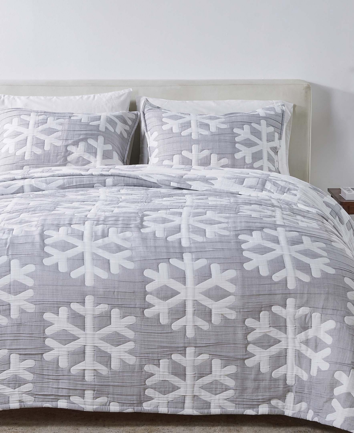 Linery & Co. Winter-Themed Snowflake Matelasse Quilt Set with Shams - Grey / white
