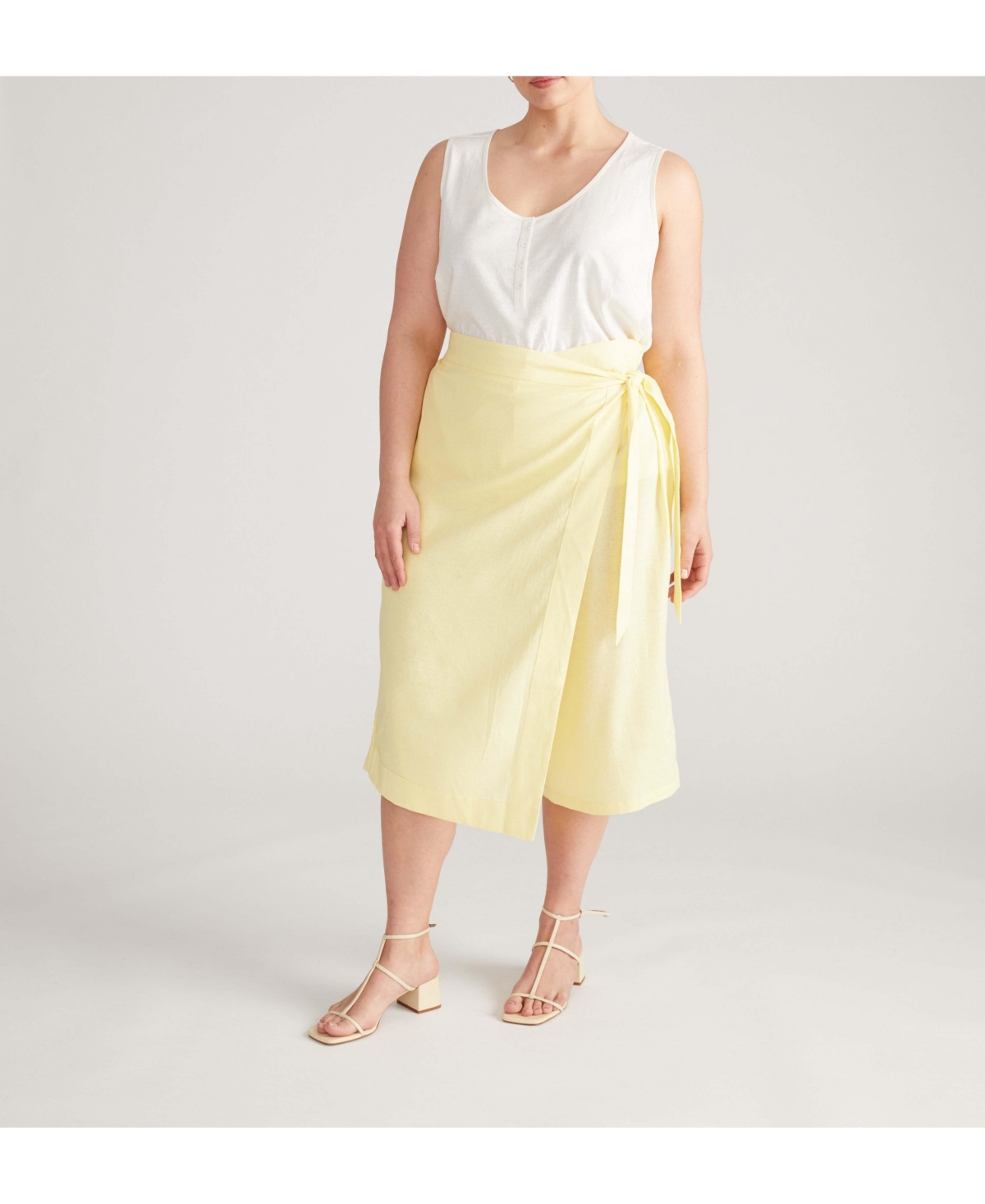 Click here for Universal Standard Plus Size Villa Linen Wrap Culo... prices