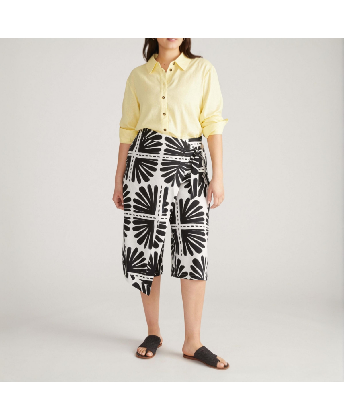 Click here for Universal Standard Plus Size Villa Linen Wrap Culo... prices