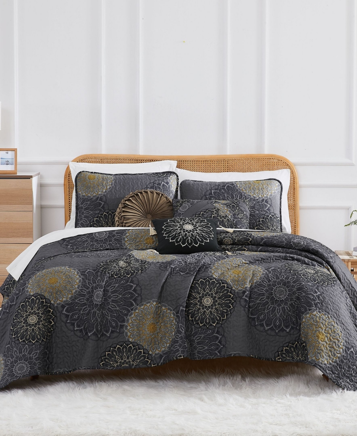 Click here for Southshore Fine Linens Midnight Floral 5-Pc. Quilt... prices