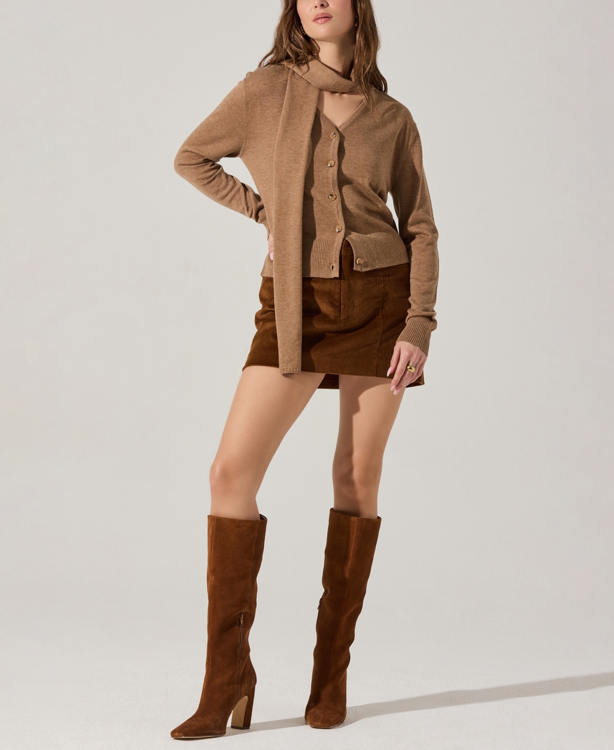 Click here for Astr the Label Womens V-Neck Sweater - Tan prices