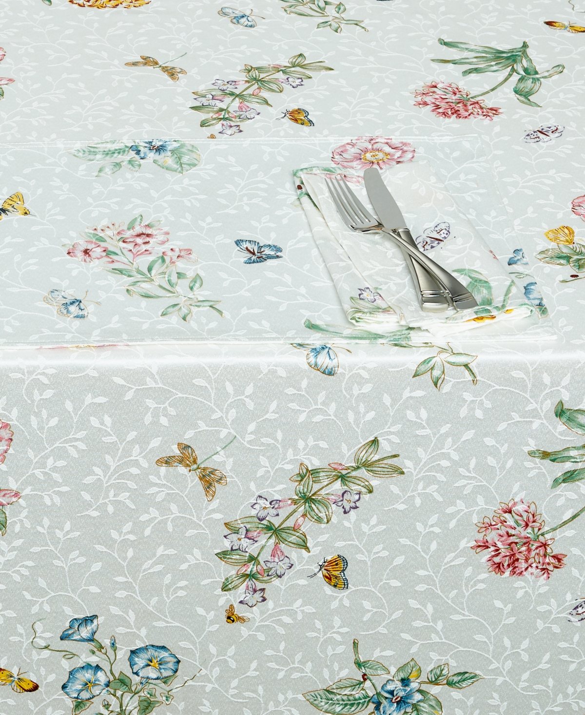 Click here for Lenox(R) Butterfly Meadow(R) Tablecloth prices