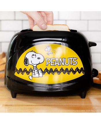 Uncanny Brands Peanuts Snoopy Two-Slice Toaster - Toasts Your Favorite ...