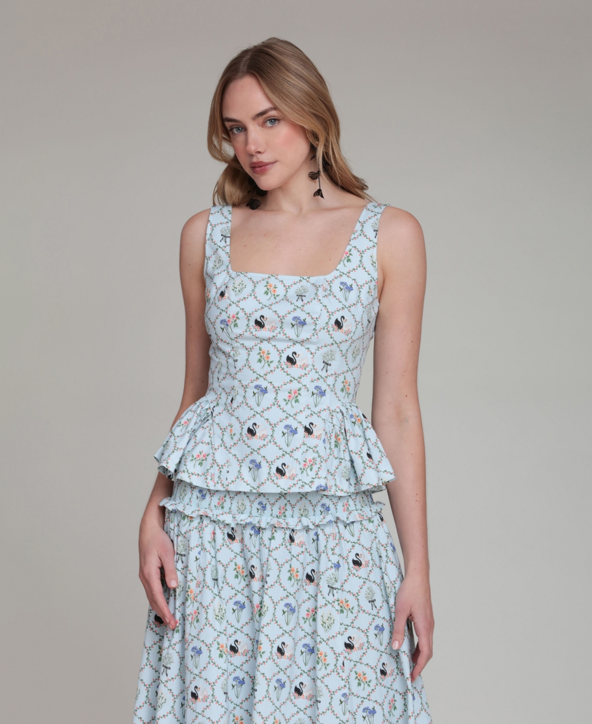 Click here for Avec Les Filles Womens Square Neck Zippered Top -... prices