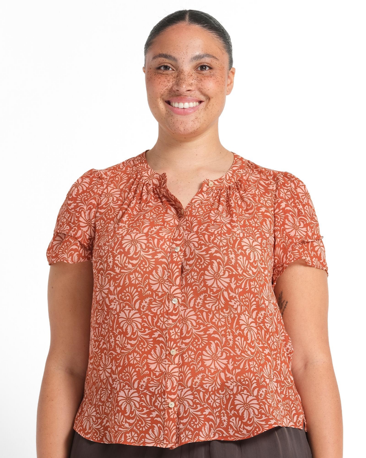 Click here for Estelle Womens Bellavie Relaxed Floral Button-Fron... prices