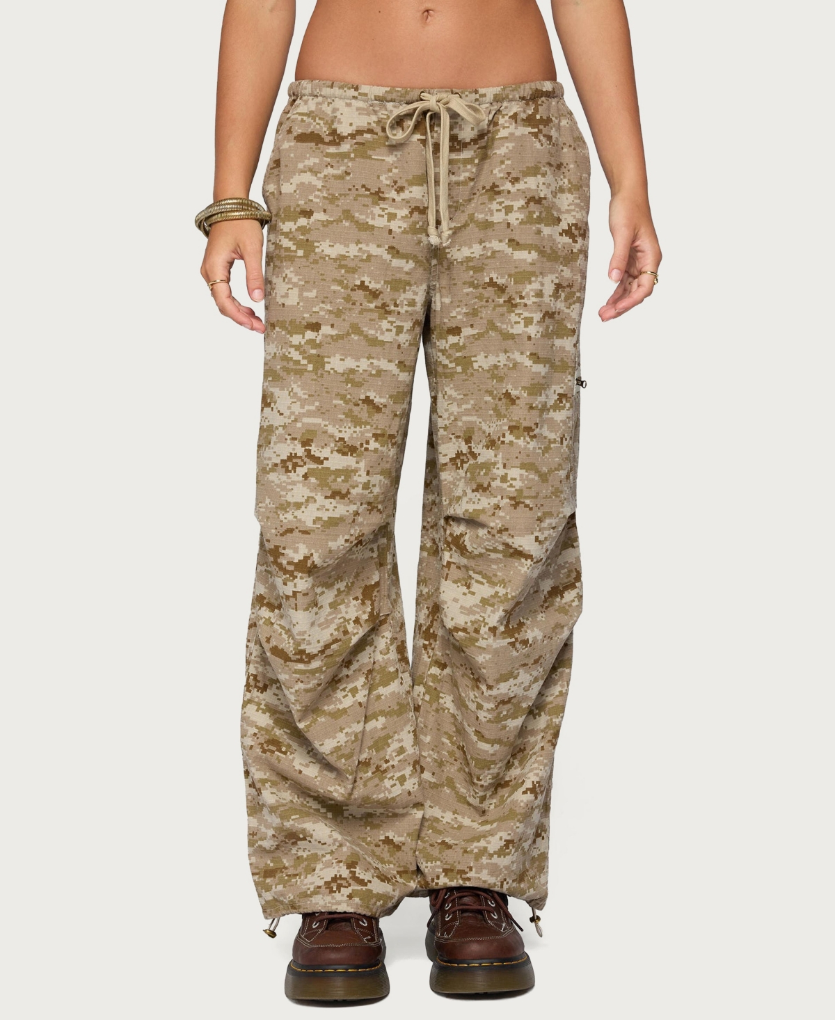 Click here for Edikted Womens Demey Camo Baggy Pants - Beige prices